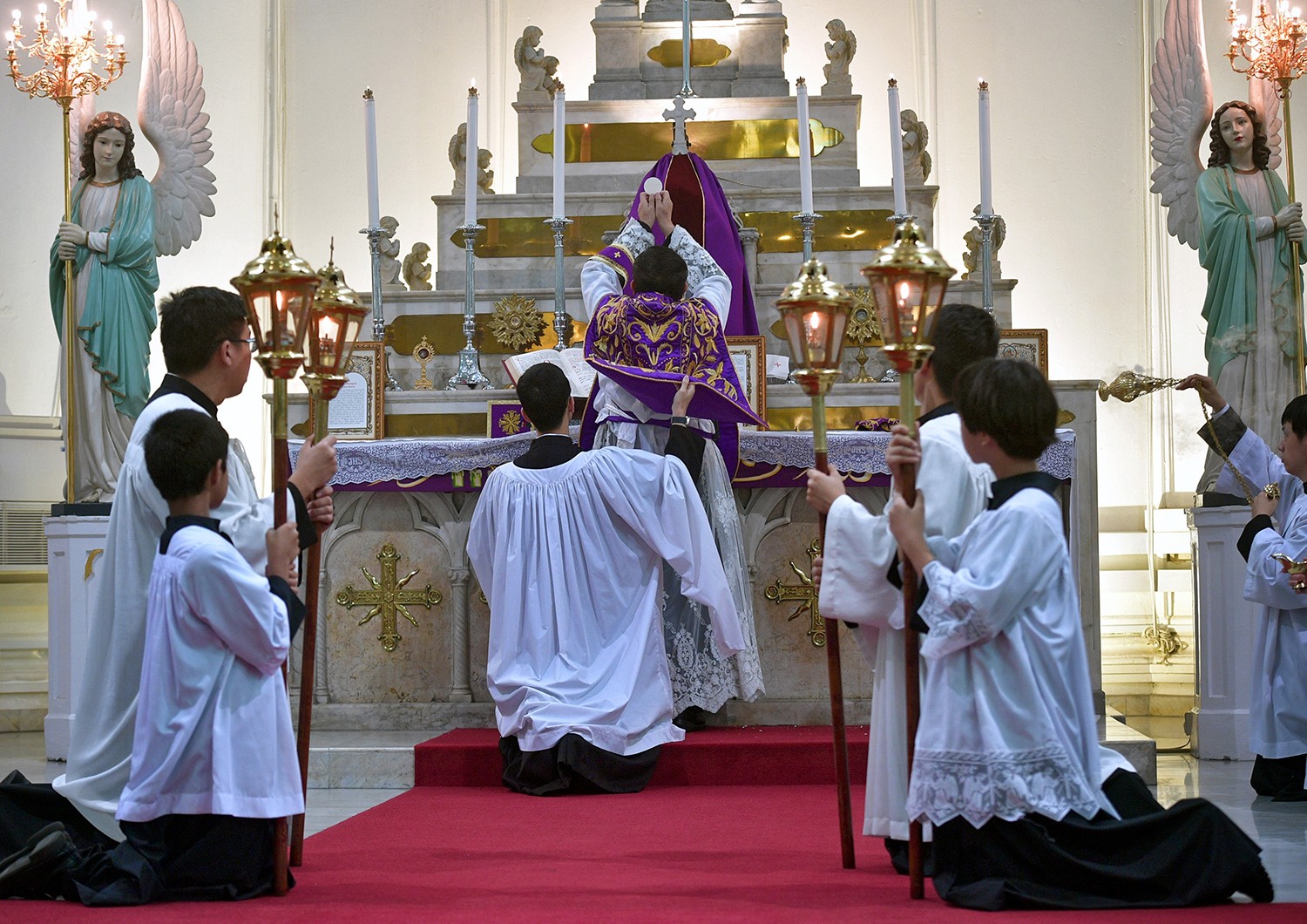 Longing for tradition: The example of Pope Francis and the Latin Mass ...