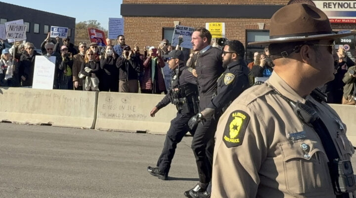 Clergy are essential to resistance against ICE, Chicago pastor says ...